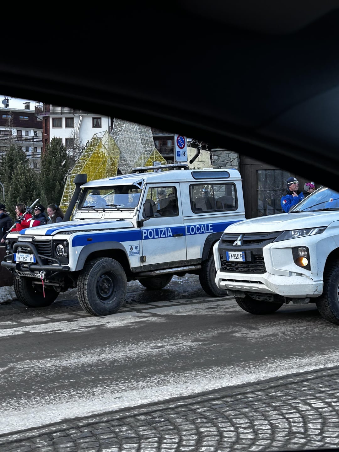 [Land Rover Defender Police Car] Spotted in the Alps in Italy - I'm ...
