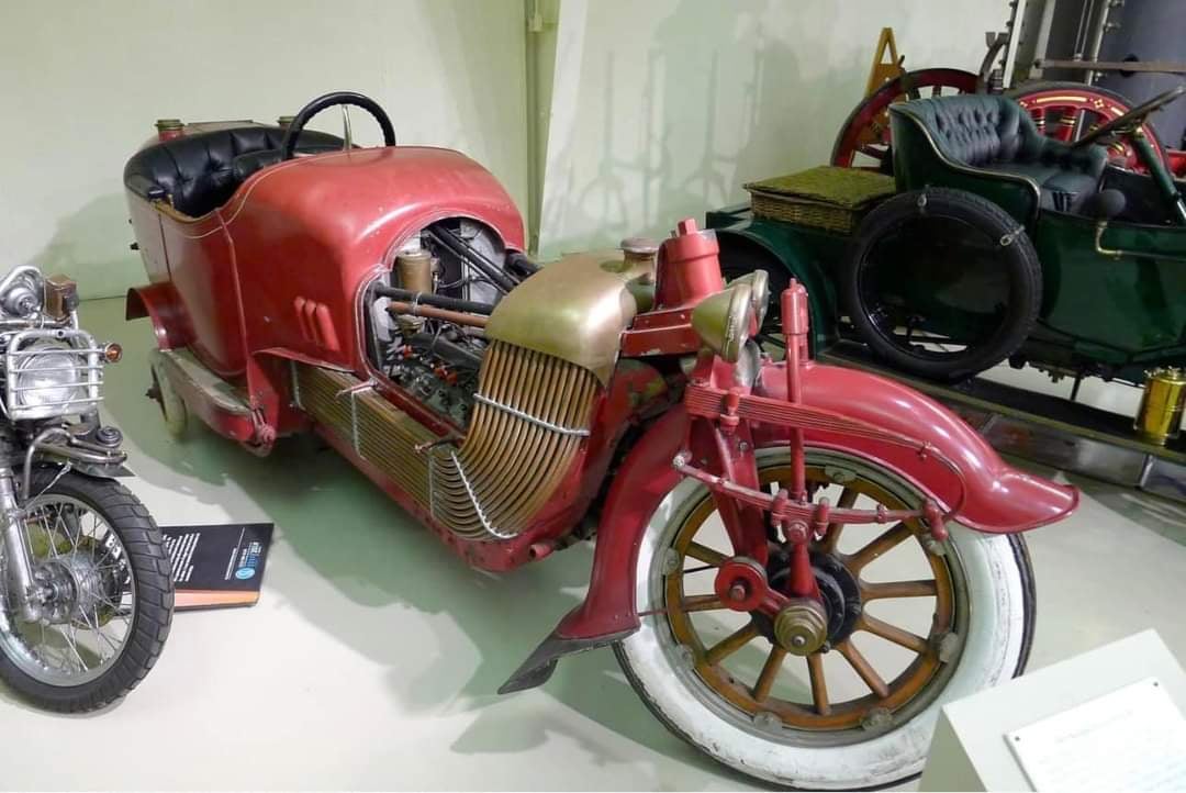 The 1908 American Scripps-Booth BiAuto Go had a 6.3L V8 engine, 3 seats ...