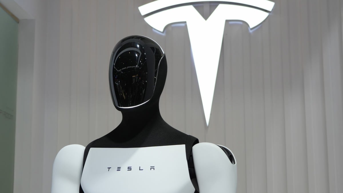 Video of Tesla Optimus robot falling down is going viral - EVSHIFT