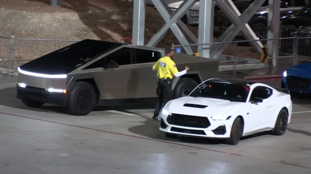 Manual Mustang GT decides to drag race a Tesla Cybertruck and the gap ...
